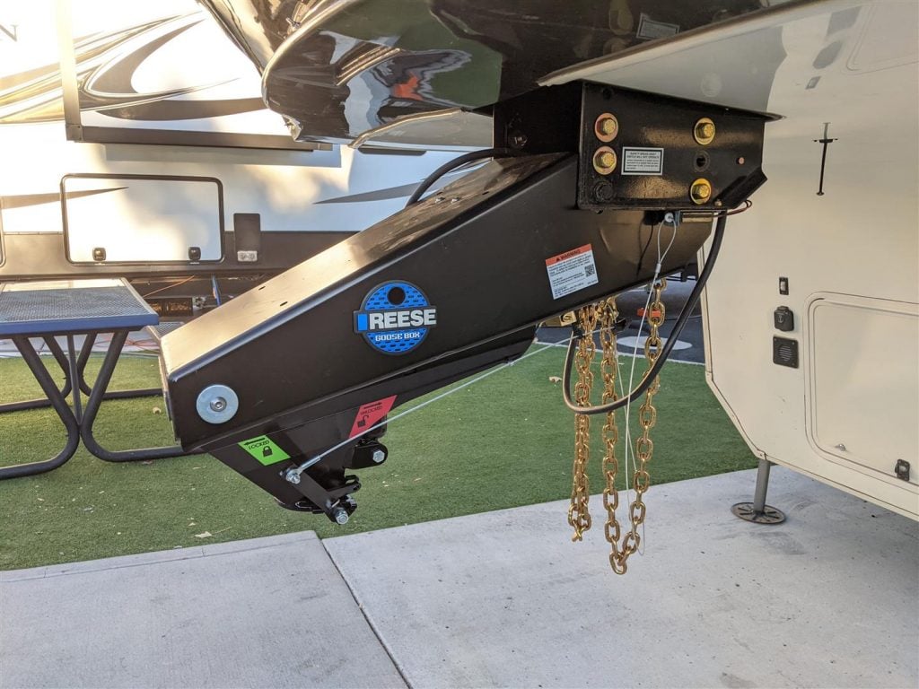 What Is a Fifth Wheel to Gooseneck Adapter?