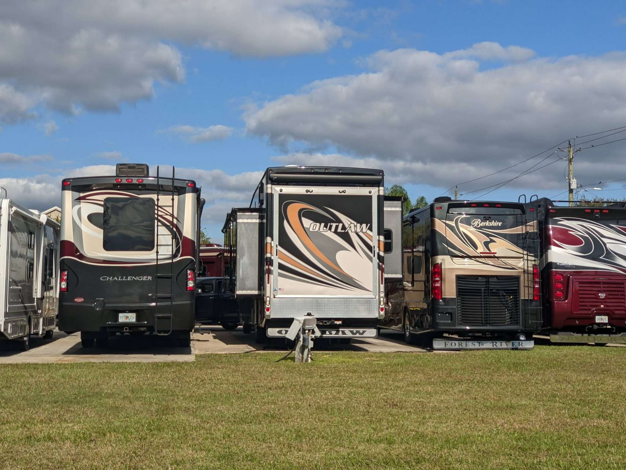 How Wide Are RVs and What’s the Legal Limit?